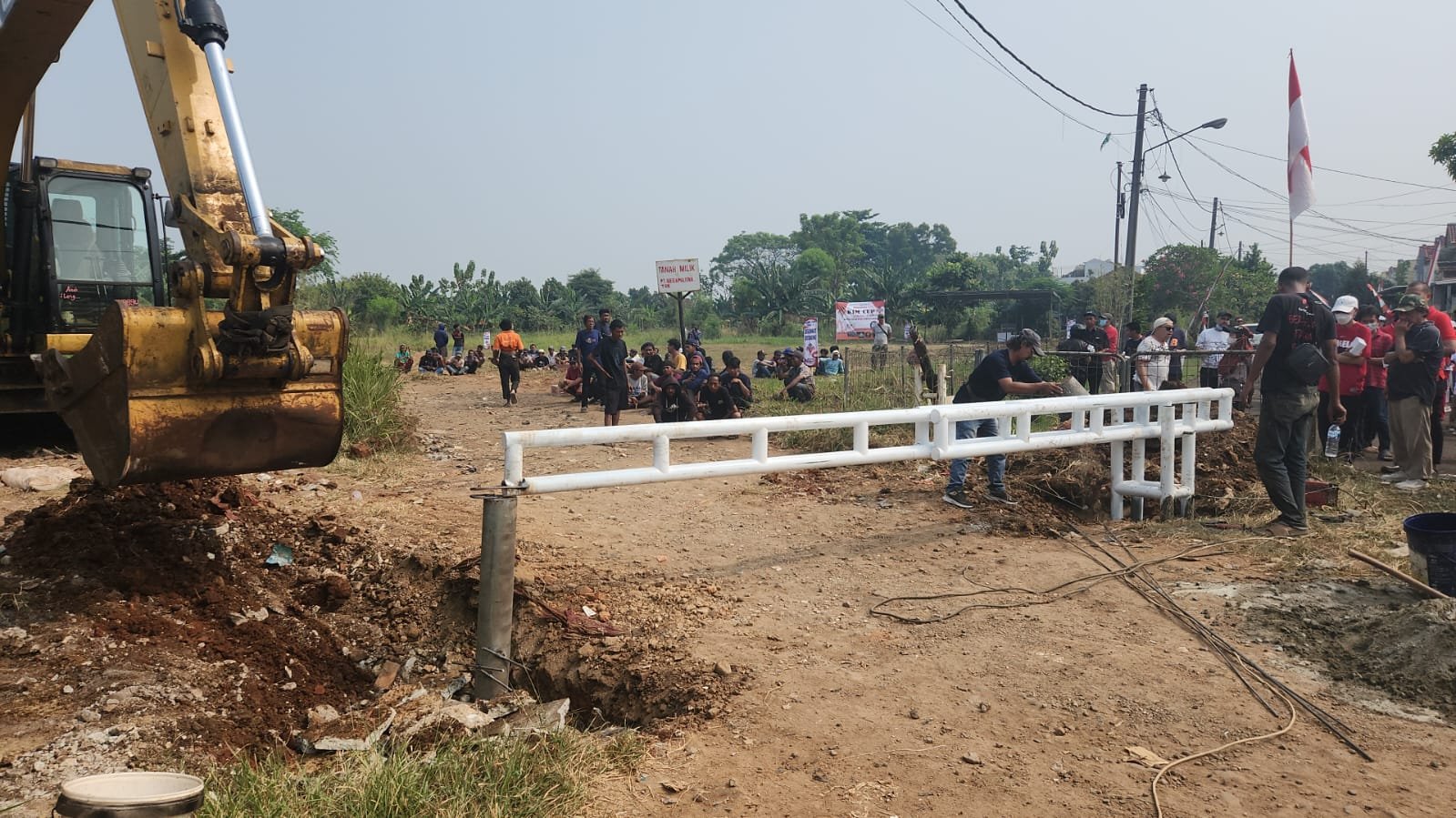 Warga di Depok Tutup Paksa TPS Liar di Perumahan Cinere