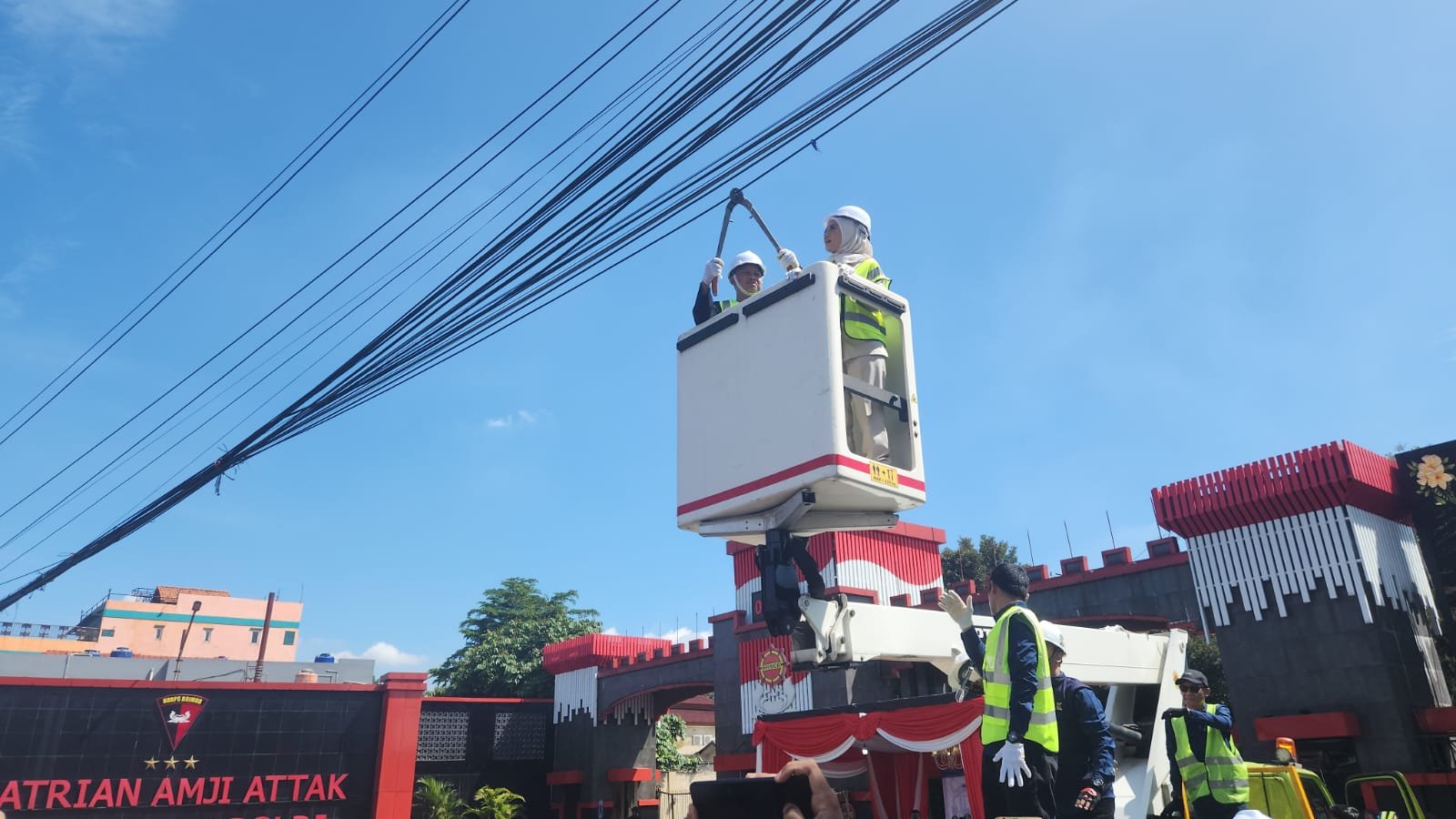Depok Tertibkan Tiang dan Kabel Udara yang Kian Semrawut