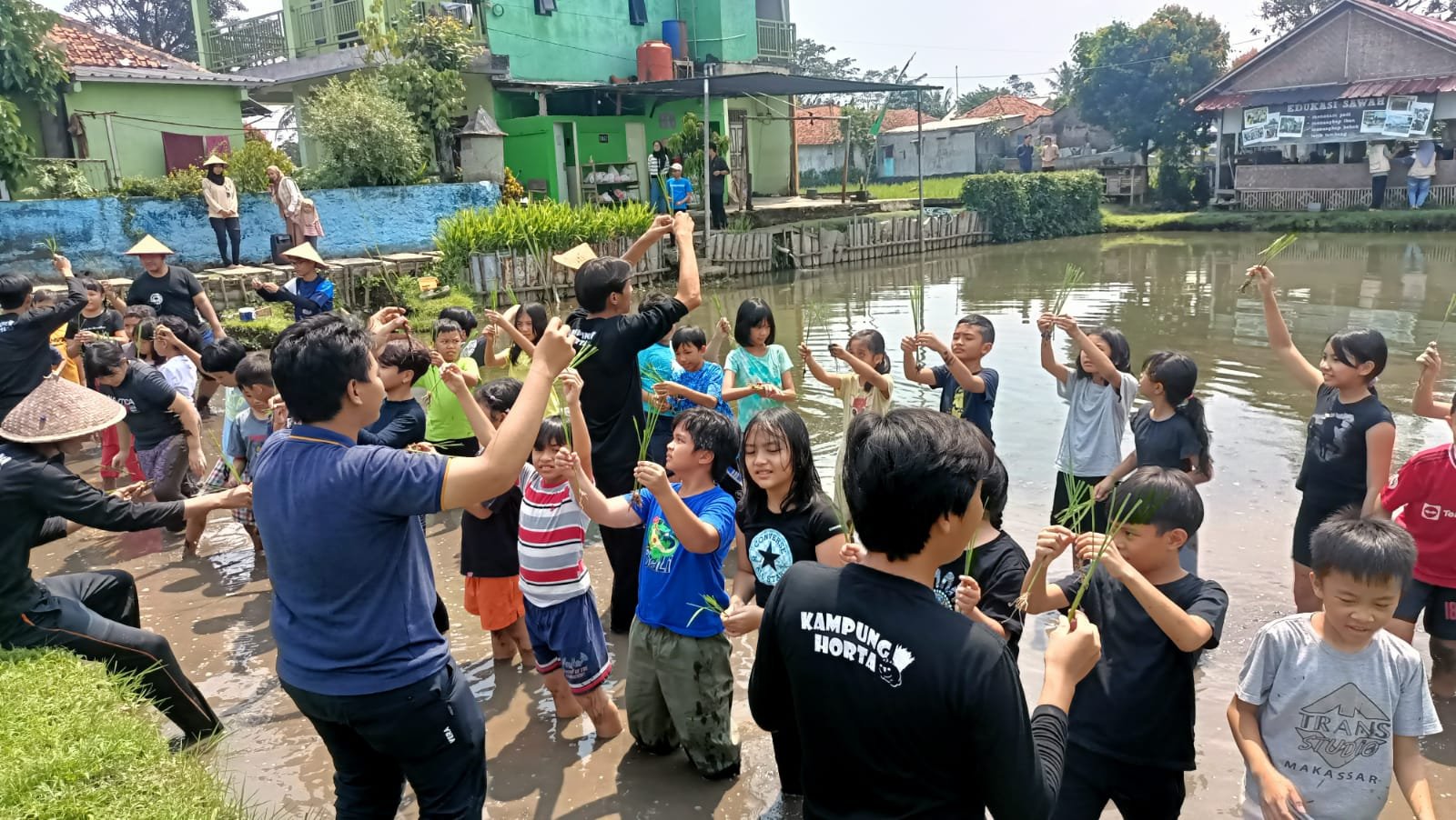 Siswa Kelas IV SD NP Tunas Global Eksplorasi di Kampung Horta, Ciomas
